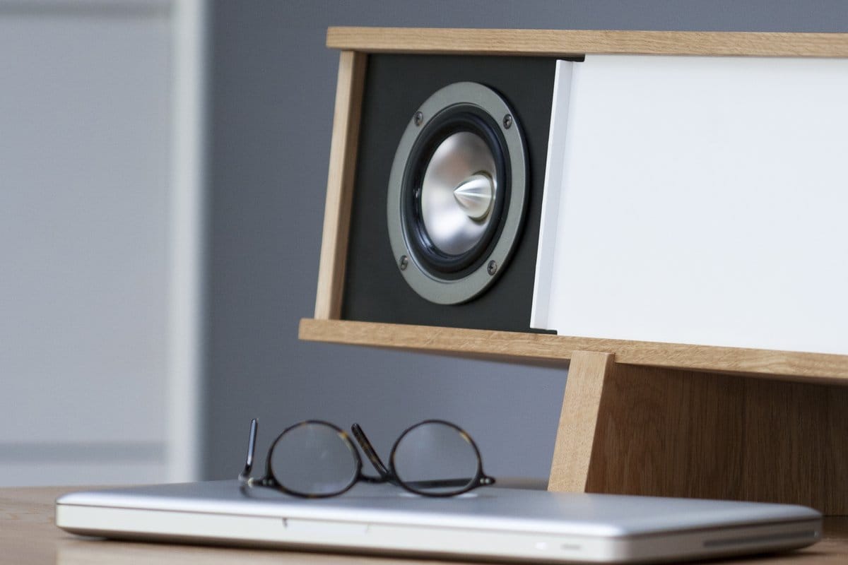 Symbol Audio Desk, Meja Cantik Dengan Speaker Terintegrasi ...