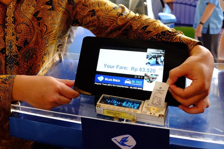 Interactive Taxi Entertainment Pertama Di Dunia Ada Di Taksi Blue Bird ...
