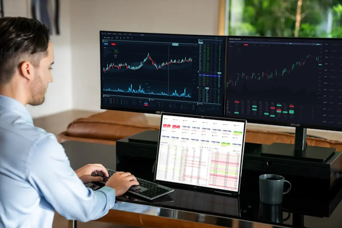 [CES 2024] ASUS ZenScreen Fold OLED MQ17QH: Monitor Portabel Pertama ...